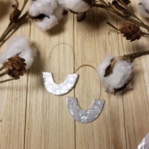 Jewelry | Super Adorable White Crushed Shell Hook Earring | Poshmark